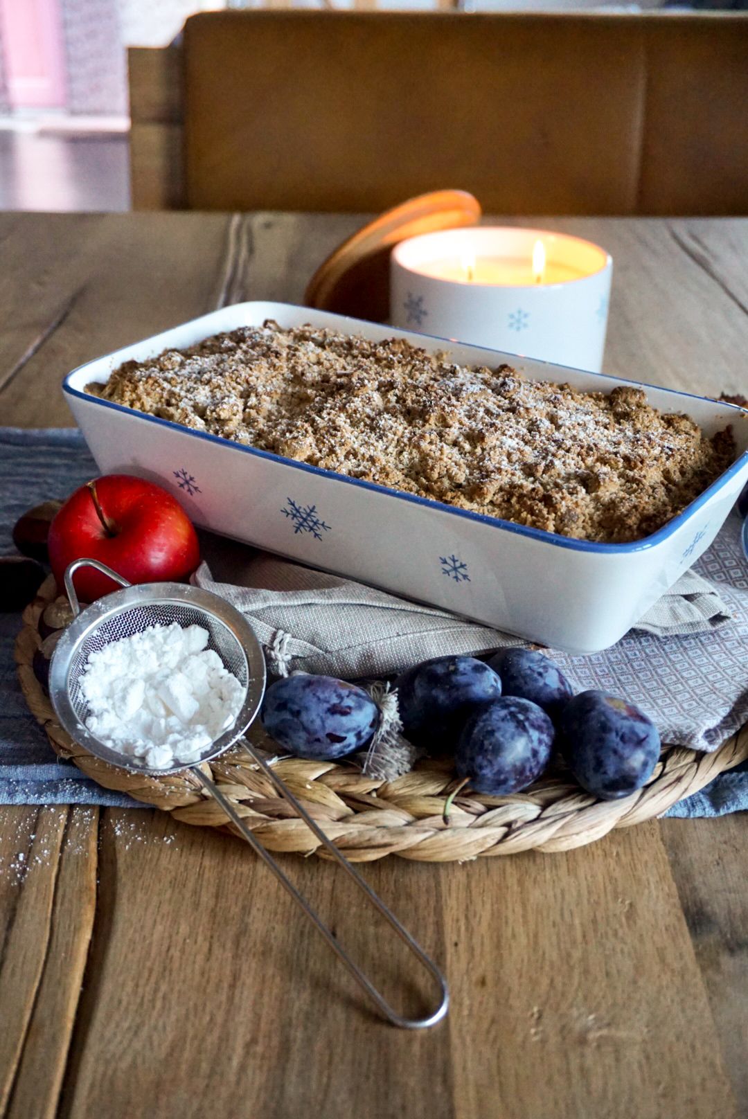 Apfel-Zwetschken-Crumble mit Zimtbrösel